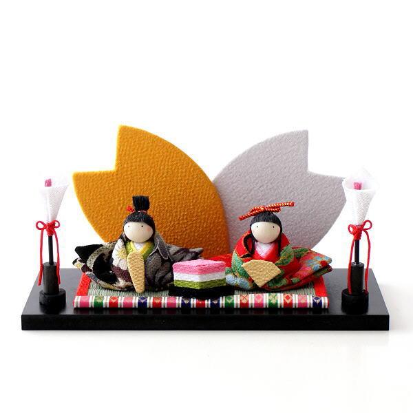 古来より日本の女性に縫い継がれてきた優しく雅やかさもある伝統手芸「ちりめん細工」の和小物たち玄関やリビングの棚などに飾れるコンパクトで可愛い、ひな飾り桜の花びらを屏風に見立てた個性的な雛飾り繧繝縁の畳の親王台にちりめんの艶やかな模様が良く似...