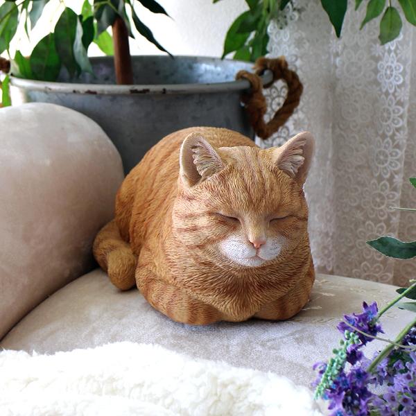 前足をお腹の下にしまい込んだ香箱座りでウトウトと目を閉じる茶トラ猫の置物トラ模様の美しい濃淡や丸みのある背中のシルエットまでどこから見ても本物そっくりの仕上がりリビングのソファや窓辺、デスクの脇に置けばまるで猫と一緒に暮らしているかのような...