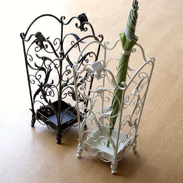 アイアンの優美なアラベスクラインにフルール・ド・リスがポイントになったエレガントな佇まいの傘立て蔓先にふんわり広がるリーフや脚のデコラティブな作りなどディティールまでこだわった高級感のあるデザインはエントランスにクラシカルな風を運んでくれそ...