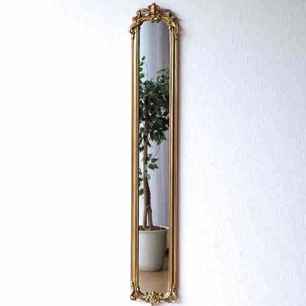 ヨーロピアンなイメージのロングスタイルの壁掛ミラーですアンティーク風の飾りが辺りに優雅な雰囲気を漂わせますアンティークゴールドの華やかさのあるロングミラーは上部のフラワーモチーフがエレガントスリムな形状が特徴で玄関や廊下など場所を選ばず気軽...
