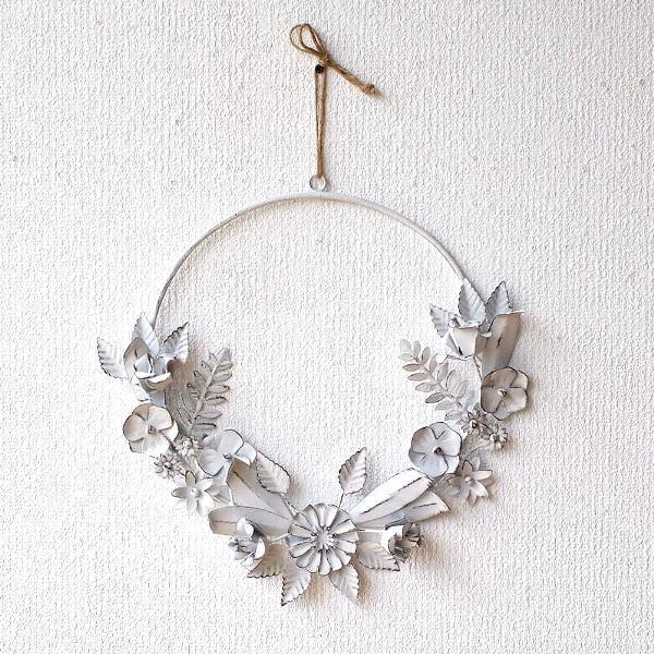 シャビーなホワイトアイアンのフラワーとリーフの立体感のあるアイアンの壁掛けリースですドライフラワーなどのリースが多い中メタルなリースは珍しくホコリ等のメンテナンスも楽に出来そう洋室はもちろん和のお部屋にも似合いそうです商品名 ： シャビーホ...