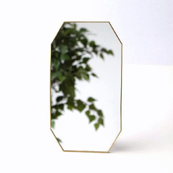 スタイリッシュなイメージの無垢の真鍮フレームのミラーです真鍮は時と共に質感が変わる独特の風合いが特徴素朴で、優しい雰囲気を醸しだします福を呼ぶと言われる八角のミラーは玄関やリビングにさりげなく置いたりコスメミラーとしても縦長で使いやすい形で...