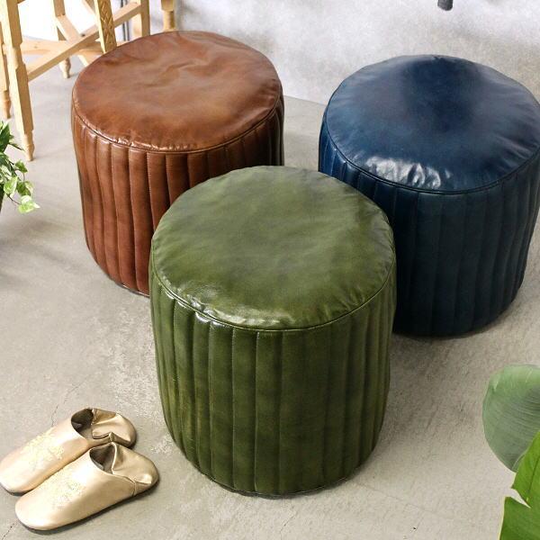 ヴィンテージな雰囲気がカッコイイレザー素材のプフクッション脚や角がないので小さなお子様がいるおうちでも安心して置く事ができ底が布張りでフローリングの傷付きも防止出来ます来客が増えた時の椅子やソファーに座って足載せにしたり床に座った時の背もた...