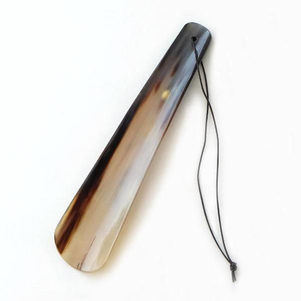 ナチュラルなカラーの水牛の角（ボーン）の靴べらです手作りの味わいがあり1本1本違うのが魅力的シンプルな形はいつまでもあきのこないデザイン腰かけて使用するのに重宝しそうなミディアムサイズの靴べらです商品名 ： ボーンのシューホーン M商品番号...