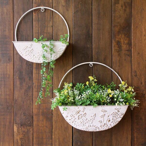 お庭やベランダ、玄関周りの壁面を彩るヴィンテージなウォールポット大小2個セットは空間に奥行きと洗練された印象をもたらす華やかなガーデンアイテムエンボス加工の 小花柄のレリーフと全体に施されたほんのり煌めくゴールドペイントやシンプルなカラーリ...