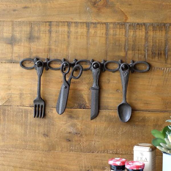 スプーンやフォークなどの小さなカトラリーを掛けたキャストアイアンのレトロな壁飾り実際に使うことは出来ませんがミニチュアサイズのオブジェは手に取って眺めたり並べ替えたり出来る遊び心のあるデザインで大人心をくすぐりますキッチンでメニューボードや...