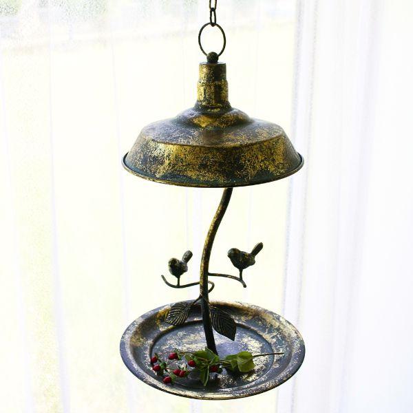 小鳥たちを呼ぶためのバードバスはアイアン製のレトロな雰囲気で周りの風景や草花ともマッチする自然なイメージですちょっぴり大きめの吊り下げ用のバードバスには早くも2羽の小鳥が遊びに来ている様子・・・プレートに餌を入れて餌台としても使え小鳥たちが...