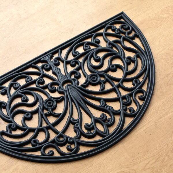 玄関を色々デザインしたり飾ったり・・・住む人のこだわりが出るエントランスに家の雰囲気に合った個性的なマットを選ぶ人が増えていますずっしりとした見た目で高級感たっぷりのラバーマット半円タイプは空間をちょぴり華やかに見せてくれます商品名 ： エ...