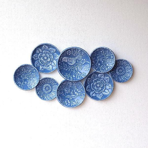 スチールアイアンのエンボス加工のボタニカル柄のお皿をランダムに並べたオリエンタルな雰囲気溢れる壁飾り迫力のある大きさはリビングや玄関で印象的な空間を演出します横掛け用の金具が付いていますが工夫次第で縦にも、斜めにも掛けられそうです商品名 ：...