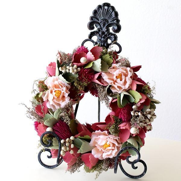 イーゼルとフラワーリースのセットは玄関やカウンター、ウェディングのウェルカムスペースなどちょっとした場所に飾れる小ぶりなスタンドシャビー感たっぷりのイーゼルにピンクのお花のリースがとてもよく似合っていて置くだけで空間がグンと華やかに。別々に...