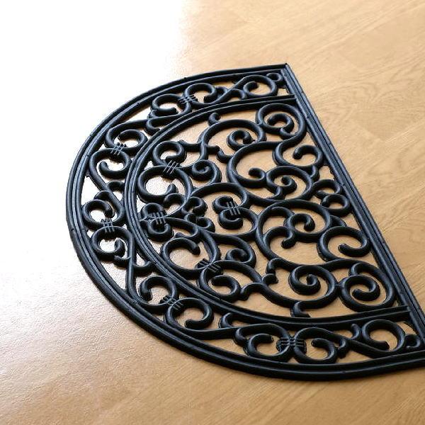 玄関を色々デザインしたり飾ったり・・・住む人のこだわりが出るエントランスにセンスにあった個性的なマットを選ぶ人が増えていますハーフムーンタイプのラバーマットはアラベスク模様の軽やかなデザインです玄関だけではなく勝手口やベランダの出入り口など...