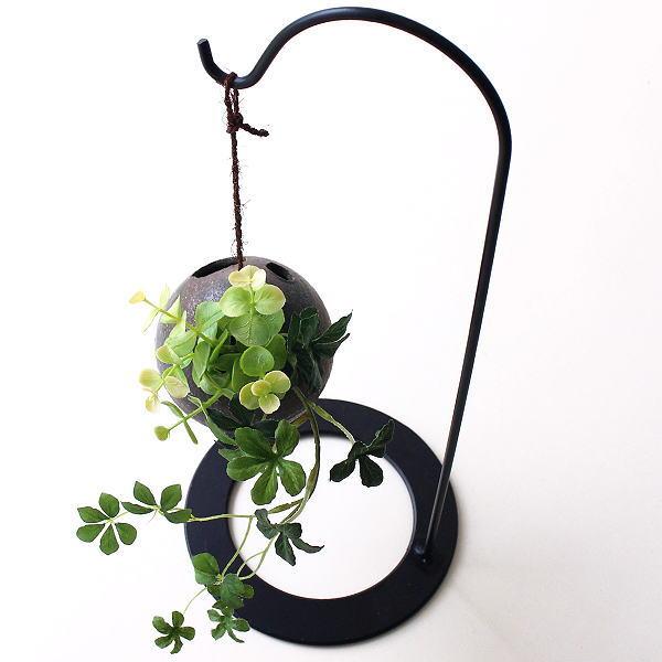 しずく型がとても可愛い信楽焼の花器アイアンの吊り下げでゆらゆらお花も楽しそう【仕様変更のお知らせ】※2026年6月入荷分より掲載画像の仕様に変更となりました商品名 ： 吊り下げしずく型花入れ商品番号 ： soh2813全体のサイズ(cm) ...