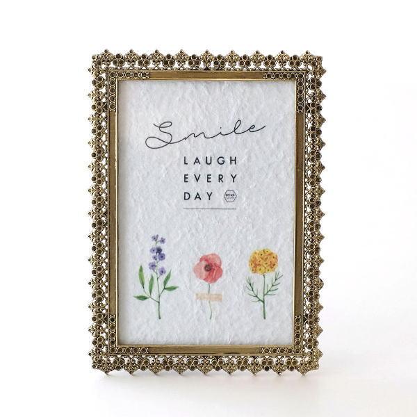 細かなアンティークゴールドの装飾が可憐で上品なフォトフレームアンティーク風デザインでレトロな金の光沢がお部屋に馴染みやすく写真はもちろんお気に入りのイラストカードなどにもお勧めですフルールド・リスモチーフで囲むレースのようなデザインが素敵な...