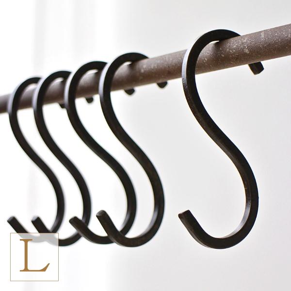 四角い鉄棒を曲げてつくられたアンティーク調のS字フック5本セット太くて丈夫なアイアン製は厚手のバッグやハンギンググリーンなど重さのあるものにも安心して使えます商品名 ： アンティークなS字フック5本セット商品番号 ： spc2477全体サイ...