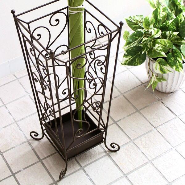 アラベスクラインが優美なアイアン製のアンティーク調の傘立てはマットな質感と静かな色合いで和洋問わず様々なインテリアに似合うデザイン抜け感のある軽やかなスタイルですが約2kgと適度な自重がありしっかりと傘を支えてくれるのもポイントです※傘のサ...