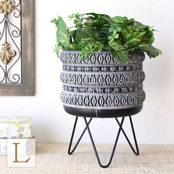 アイアンの板に模様をパンチングした凝ったデザインのオシャレな鉢カバーポット観葉植物などの鉢カバーとして使うとグリーンの鉢植えもグレードアップ素敵に演出できます玄関でスリッパを入れたりソファーサイドでブランケットや雑誌を入れたりと程良く目隠し...