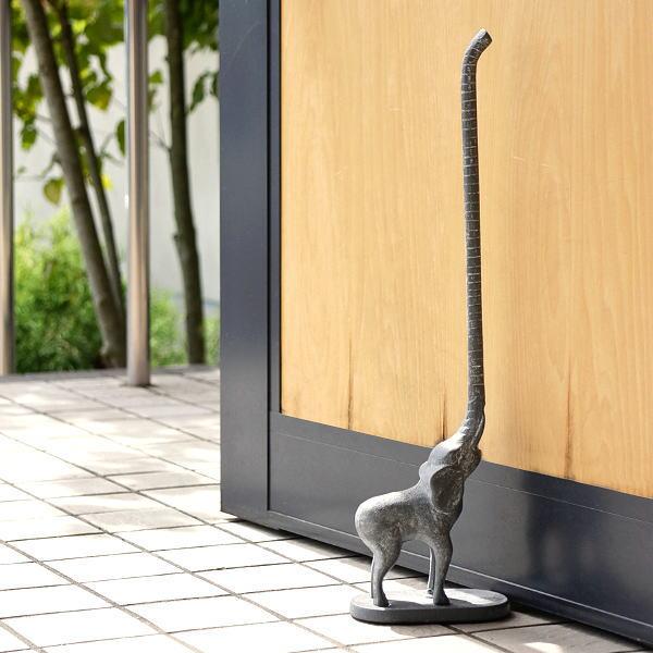 遊び心あふれるデザインで実用性とインテリアのアクセントを兼ね備えたアイアンのドアストッパー取っ手のように長い部分を持つことが出来るのでしゃがまずに移動できるのも嬉しいポイント丈夫な素材でしっかりとドアを固定し日常に癒しの雰囲気をプラスします...