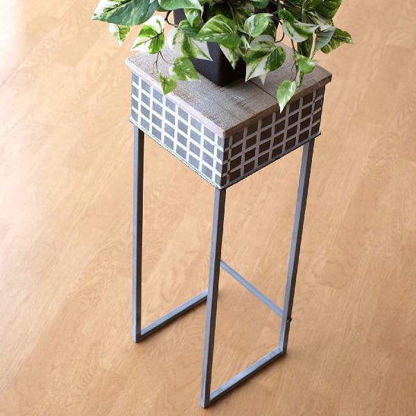 メタルのスタンドにウッド素材の天板を組み合わせた高さのあるスクエアな台は色合いや素材感がレトロな雰囲気場所を取らないスリムなデザインで省スペースを有効活用出来そうなアイテムグリーンや小物を飾ったり玄関で消毒用のアイテムやフレグランスを置いて...