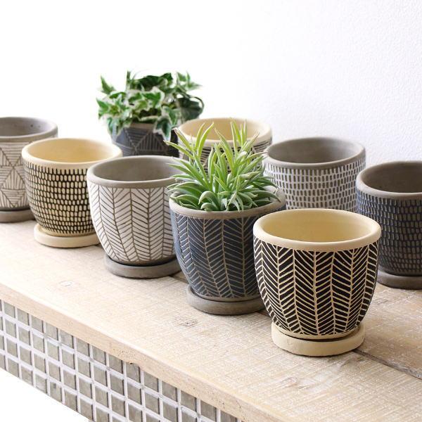 甘すぎず、無骨すぎず、主張しすぎない佇まいが魅力のナチュラルなセメント素材の植木鉢道や建物にも使われるセメントは植物との相性も自然とよく多肉植物から観葉植物まで幅広く合わせやすい素材感ヘリンボーンやライン模様など普遍的でありながらさりげなく...