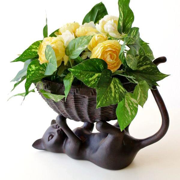 編み籠のように見えるバスケットを持ち上げて遊んでいるのかしら・・・とても器用なネコさんですフルーツや花鉢、綺麗な色の毛糸玉を入れておいても商品名 ： バスケットとネコ商品番号 ： swa2197全体のサイズ(cm) ： 幅31×奥行21×高...