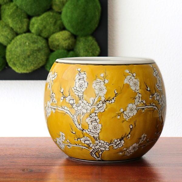 置くだけで和モダンな印象になる艶やかな光沢が美しい小さな火鉢はプランターカバーや花器小物入れとしてもオススメです日常の景色の中にしっとりとした気品を添えるようなシノワズリ風の柔らかな描写の梅の花デザイン静かな華やかさところんと丸みのあるフォ...