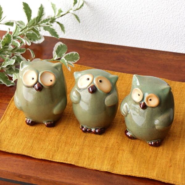 お茶目な表情がなんとも可愛いふくろうトリオの置物つぶらな瞳が可愛いいツヤのあるぽってりとした体は眺めているだけで思わず頬が緩みますいつも一緒の仲良しトリオ♪3匹並べて飾れば毎日の暮らしにそっと癒しと幸福を運んでくれそうです商品名 ： 陶器の...