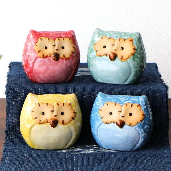 カラフルでコロンとまるいフォルムが可愛いフクロウ4兄弟の置物陶器製でツヤのある色合いは細かな、まだら模様になっていてそれぞれ個性的な味わいのちいさなふくろう幸運や知恵、開運の象徴として愛されているフクロウ4兄弟並べて飾ると日々の暮らしに癒し...