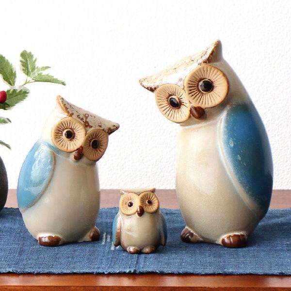 陶器製の親子フクロウの置物はどっしり頼り甲斐のあるお父さん優しく柔らかな表情のお母さんちょこんと小さく可愛らしい子供・・それぞれの魅力が伝わって来るようなほのぼの家族の置物ですフクロウは、幸運や知恵、開運の象徴として古くから日本で親しまれて...