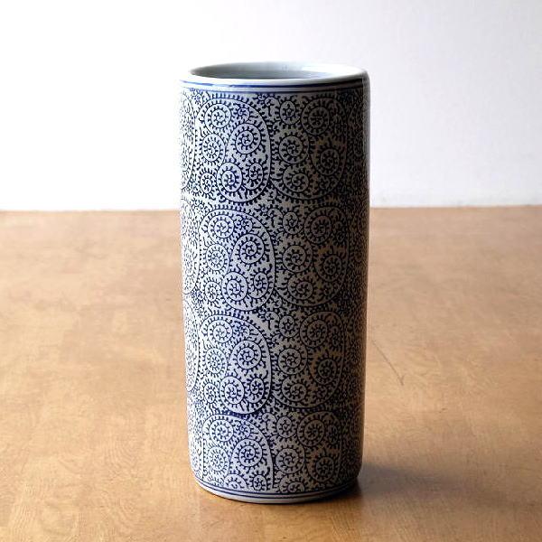和風の玄関にお薦めの陶器製の傘たてです蛸唐草模様で藍の色合いはどんな和の玄関に置いても上品にマッチします商品名 ： 陶器の傘立て 蛸唐草商品番号 ： swa7478全体のサイズ(cm) ： 直径20×高さ45.5内寸 ： 口径16×深さ44...