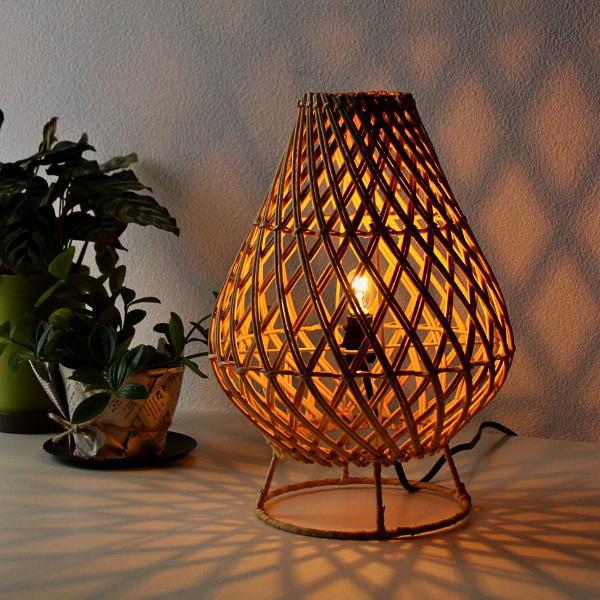 電気をつけていない時も玄関やリビング、和室の空間を彩る手作りの温もり溢れるラタン製のスタンドランプラタンの編み目からこぼれる優しい光は壁や床を華やかに演出してくれ灯りをともしてゆったり過ごす時間が楽しみになりそう…しなやかなラタンの素材感を...