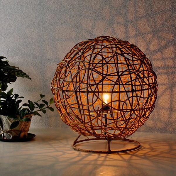 電気をつけていない時も玄関やリビング、和室の空間を彩る手作りの温もり溢れるラタン製のスタンドランプラタンの編み目からこぼれる優しい光は灯りをともしてゆったり過ごす時間が楽しみになりそう…しなやかなラタンの素材感を活かした美しい曲線が際立つデ...