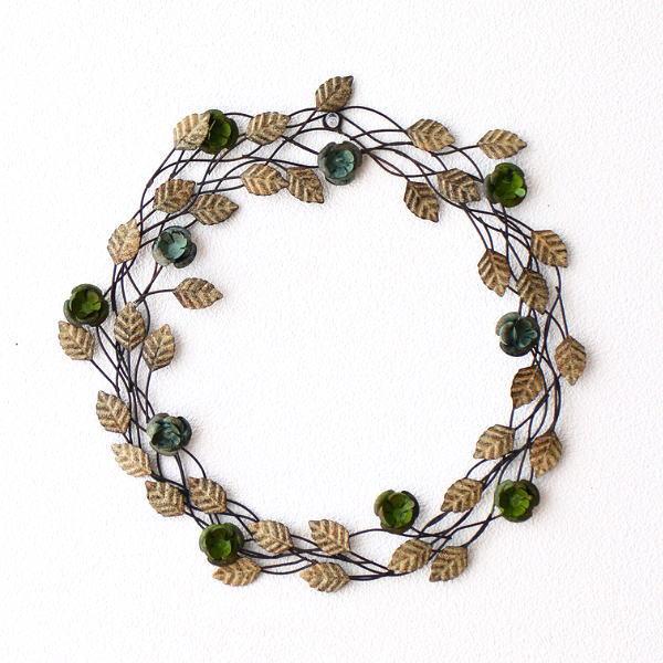 シャビーな雰囲気のあるフラワーとリーフのアイアン製のリースですドライフラワーなどのリースが多い中メタルなリースは珍しくホコリ等のメンテナンスも楽に出来そうです四季を楽しみながらカーテンやクッションカバーを変えるように玄関やお部屋を飾るアイテ...