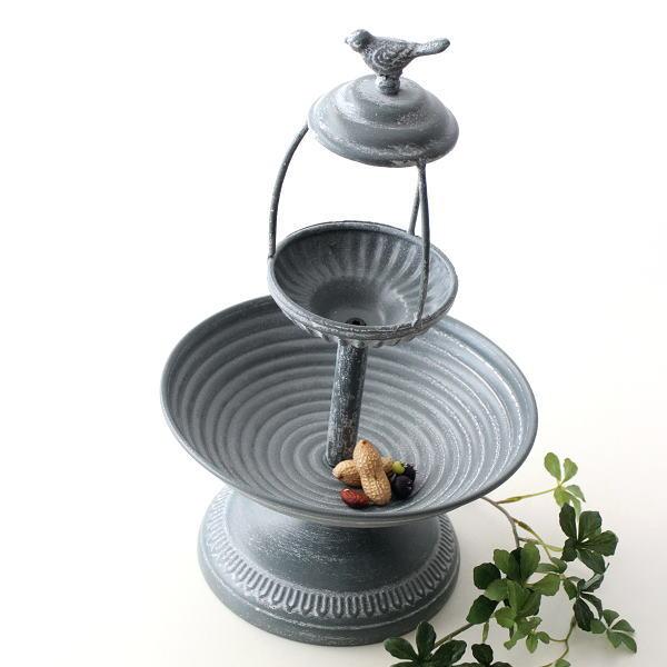 小鳥たちを呼ぶための餌台はアイアン製のレトロな雰囲気で周りの風景や草花ともマッチする自然なイメージです２段になったアイアン製のレトロなバードフィーダー小さなサイズで庭先やベランダで何処にでも置く事ができ小鳥たちの様子を観察できますお部屋で小...