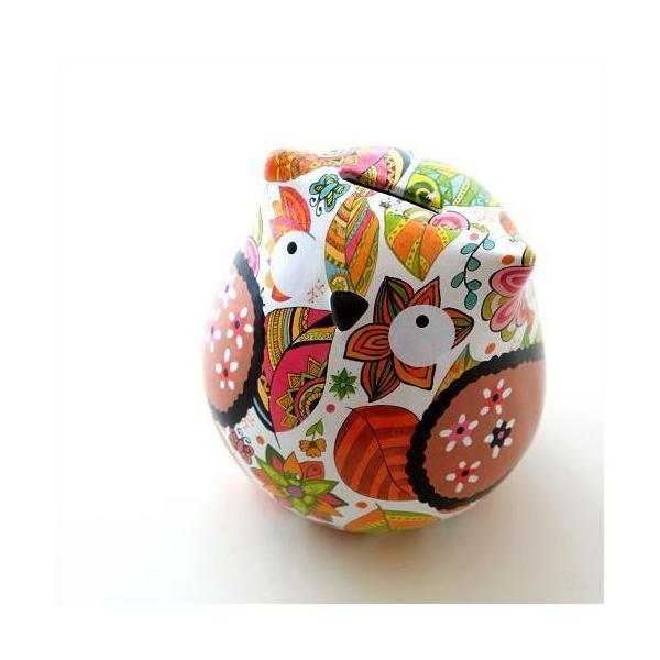 陶器製の貯金箱はカラフルなシールを張ったツヤツヤの可愛い置物ですカラフルな模様に少し緊張ぎみのフクロウさん商品名 ： 陶器のカラフル貯金箱 フクロウ商品番号 ： toy1640全体のサイズ(cm) ： 幅11×奥行11×高さ12材質 ： 陶...