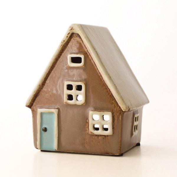 陶器のノスタルジックなハウスはカラーの組み合わせとフォルムが外国のオシャレな家並みを思わせる可愛いデザイン花鉢と一緒に飾ったり玄関先でキーを入れておけば周りからもわかりにくいちょっとシークレットなオブジェにも・・・市販のLEDキャンドルを入...