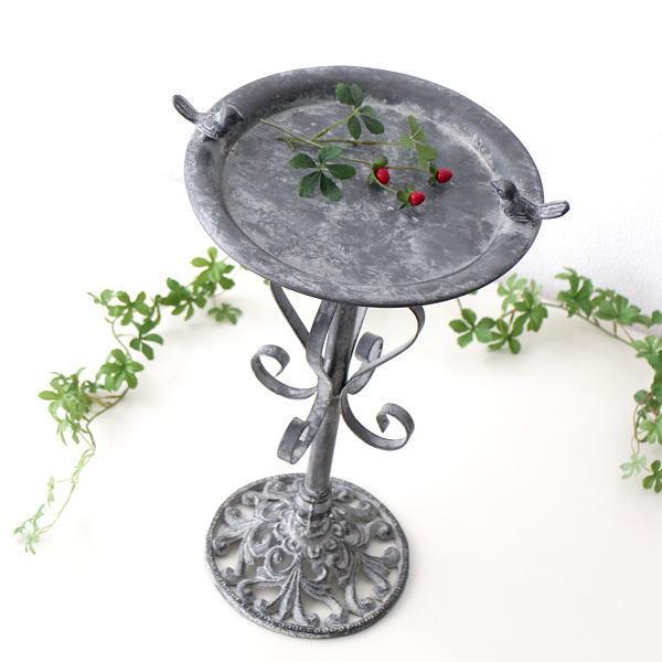 小鳥たちを呼ぶための餌台はアイアン製のレトロな雰囲気で周りの風景や草花ともマッチする自然なイメージです小鳥たちが安心して止まれる餌台は水飲みや水浴びとしても使えそうお庭やベランダで簡単に設置できるバードフィーダーは可愛い小鳥を身近に感じる事...