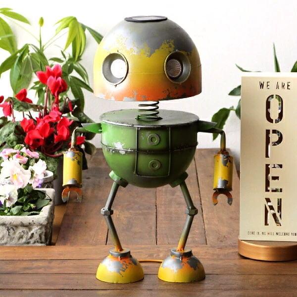 ソーラー電源で暗くなると目が光るシャビーなイメージで愛嬌のあるロボットの置物胴と頭を繋いだコイルで触れるとダンスをしているように揺れる可愛い姿のロボットです頭に付いたソーラーパネルのスイッチ「ON」で夜間や暗い場所で目が発光するインパクトの...