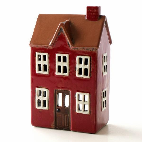 陶器のノスタルジックなハウスはカラーの組み合わせが外国のオシャレな家並みを思わせる可愛いデザイン不均一な窓の大きさやちょっぴり曲がったラインが絵本から飛び出してきたような優しい雰囲気を醸し出しています花鉢と一緒に飾ったり玄関先でキーを入れて...