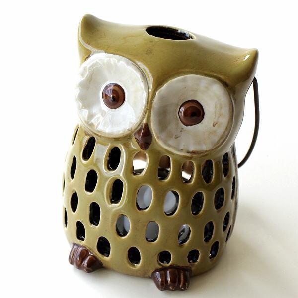 フクロウのランタンは素朴で優しいカラーの陶器製です中にLEDキャンドルを入れて小窓からこぼれる小さな灯りを楽しんだりお香を炊いて玄関やリビングに置いて楽しめる可愛いランタンです※お香の火のお取り扱いにはご注意ください商品名 ： LED付きふ...