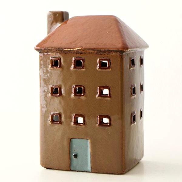 陶器のノスタルジックなハウスはカラーの組み合わせとフォルムが外国のオシャレな家並みを思わせる可愛いデザイン不均一な窓の大きさやちょっぴり曲がったラインが絵本から飛び出してきたような優しい雰囲気を醸し出しています花鉢と一緒に飾ったり玄関先でキ...