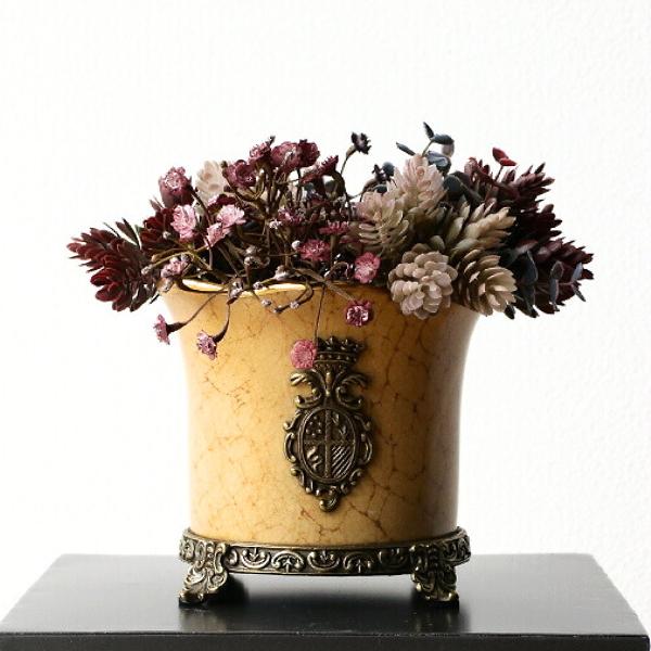 深みのある上品な色味の器にアンティーク調で凝ったデザインの真鍮のエンブレムと台座の高級感あふれるコンポート器の縁は花びらのような丸みのあるカットに ゴールドをあしらいシノワズリの上品な存在感がインテリアを華やかに彩りますそのまま飾っても存在...