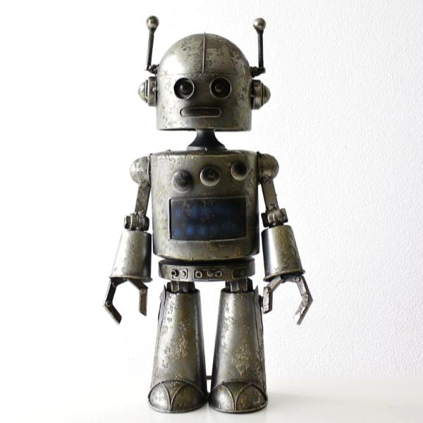 個性抜群なその姿はまるで古いSF映画から時を超えてやってきたかのようなノスタルジックな雰囲気を纏ったアイアン製ロボット玄関やリビングでアクセントとして飾ったりショップのカウンターでお客様を迎えたり何かと話題を呼びそうです商品名 ： アイアン...