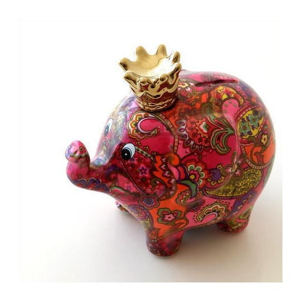 陶器製の貯金箱はカラフルなシールを張ったツヤツヤの可愛い置物ですゴールドの王冠のプリンセスゾウさんです商品名 ： 陶器のカラフル貯金箱 ゾウ商品番号 ： toy7379全体のサイズ(cm) ： 幅17×奥行11×高さ15.5材質 ： 陶器重...