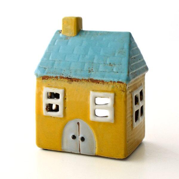 陶器のノスタルジックなハウスはカラーの組み合わせとフォルムが外国のオシャレな家並みを思わせる可愛いデザイン花鉢と一緒に飾ったり玄関先でキーを入れておけば周りからもわかりにくいちょっとシークレットなオブジェにも・・・市販のLEDキャンドルを入...