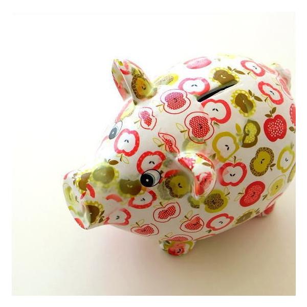 陶器製の貯金箱はカラフルなシールを張ったツヤツヤの可愛い置物です大好きなりんごのプリントでご機嫌のブタさんの貯金箱商品名 ： 陶器のカラフル貯金箱 ブタ商品番号 ： toy8288全体のサイズ(cm) ： 幅18.5×奥行12.5×高さ13...