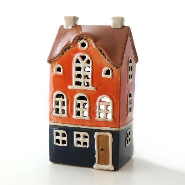 陶器のノスタルジックなハウスはカラーの組み合わせと丸みを帯びたようなフォルムが外国のオシャレな家並みを思わせる可愛いデザイン不均一な窓の大きさやちょっぴり曲がったラインが絵本から飛び出してきたような優しい雰囲気を醸し出しています花鉢と一緒に...