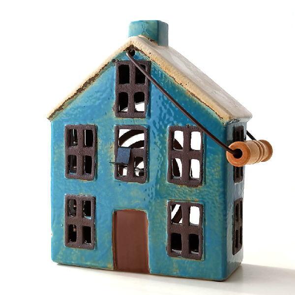 近年、ナチュラルやレトロが見直され生活の中にうまく取り入れる事がとても多くなりました昔ながらの蚊取り線香もその一つ置物としても可愛い陶器製の蚊遣りヨーロッパの家並みを思わせるような素朴でかわいいハウスの蚊遣り煙は煙突や小さな窓からゆらゆら・...