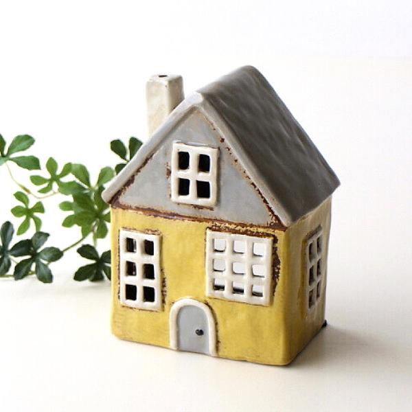 陶器のノスタルジックなハウスはカラーの組み合わせと丸みを帯びたようなフォルムがアルプスのオシャレな家並みを思わせる可愛いデザイン不均一な窓の大きさやちょっぴり曲がったラインが絵本から飛び出してきたような優しい雰囲気を醸し出しています花鉢と一...