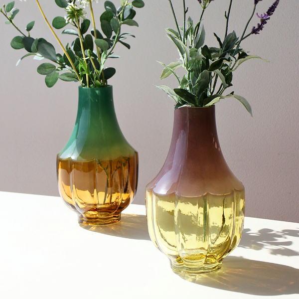 2色に分かれたカラーが個性的なガラス製のフラワーベースずっしりと重い安定感を感じさせるベースは大きな花や枝ものがバランスよく決まりそうです外からの光で色付けされたガラスが反射して幻想的な光景が広がるベースです商品名 ： SWITCHING ...