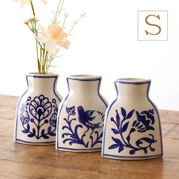 深く澄んだブルーが印象的な磁器製のフラワーベースはすっと伸びたフォルムと少しゆらぎのある輪郭が個性的で花を活けなくても絵になる可愛い花瓶やわらかな白地に映える青の花や鳥、植物のモチーフはどこか異国の空気を感じさせながらも日本の暮らしにすっと...